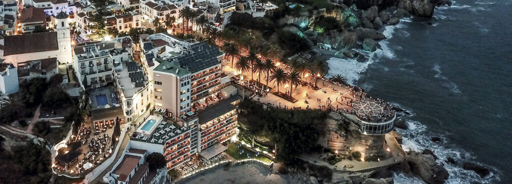 Nerja: qué ver, cómo llegar, playas y monumentos